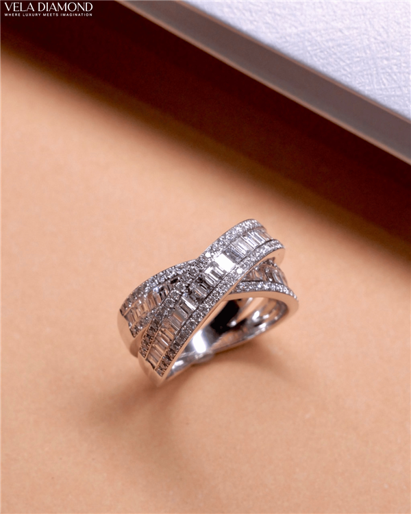 แหวนเพชร Baguette น้ำหนักรวม 2.29 ct สี E-F ความสะอาด VVS VS - Venus Diamond วีนัส ไดมอนด์