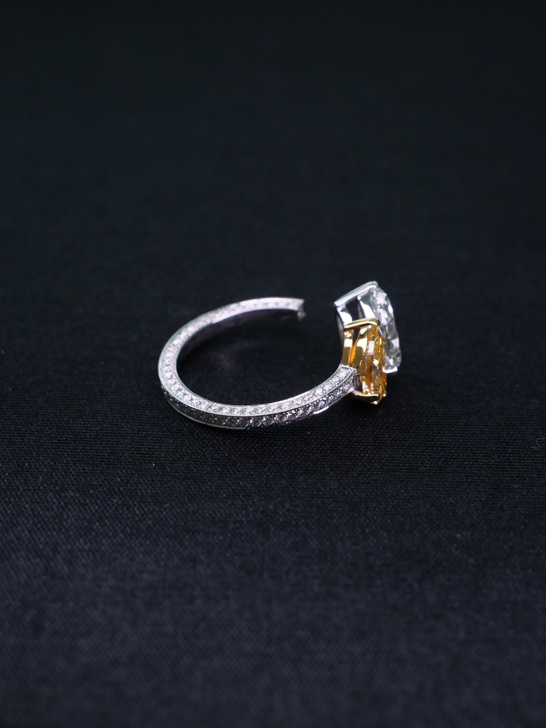 แหวนเพชร Pear 1.51 ct สี G + 1.01 ct Fancy Intense Yellow ใบเซอร์ GIA ...