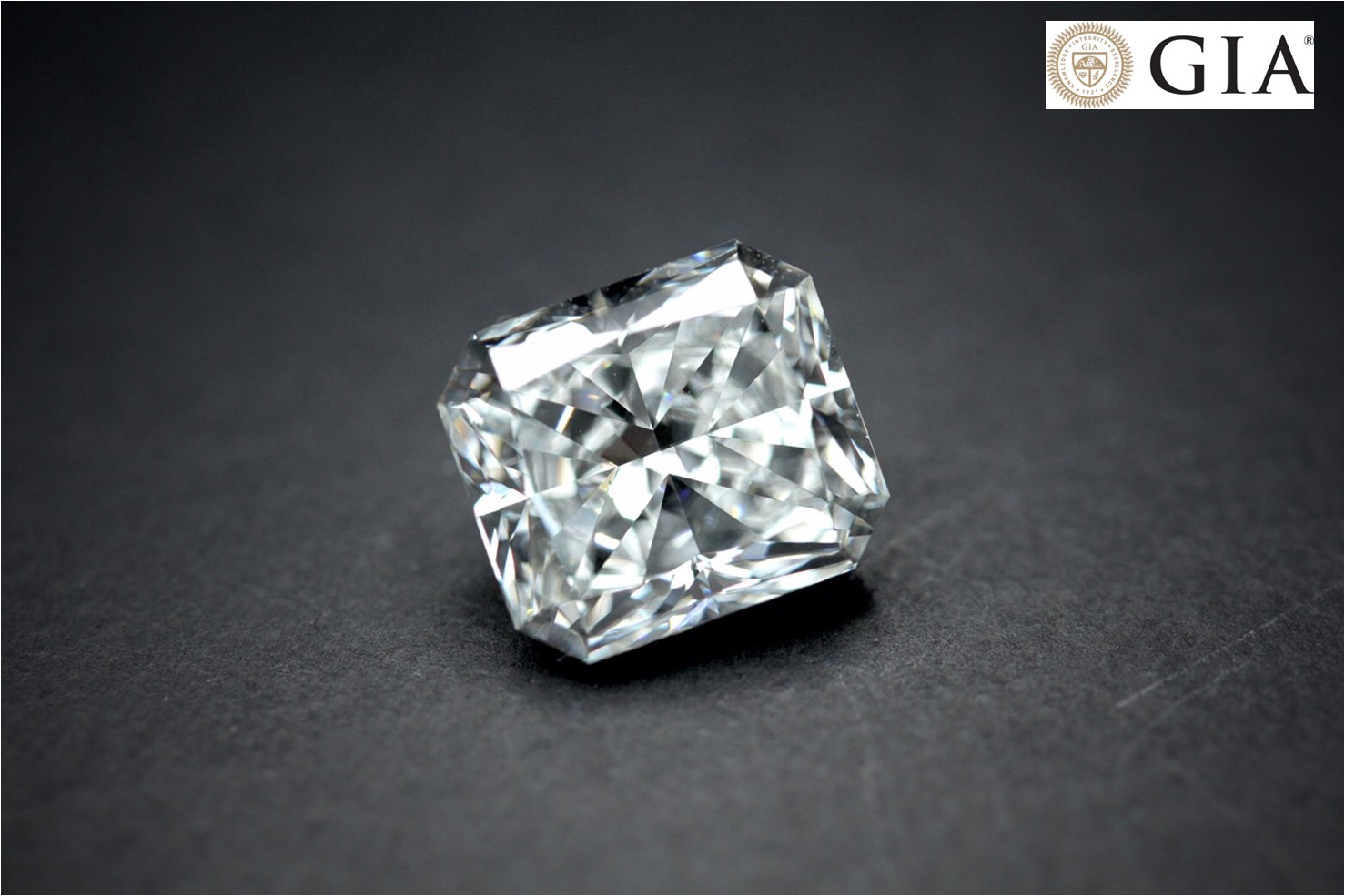 เพชร Radiant 3.03 ct I VVS1 ใบเซอร์ GIA