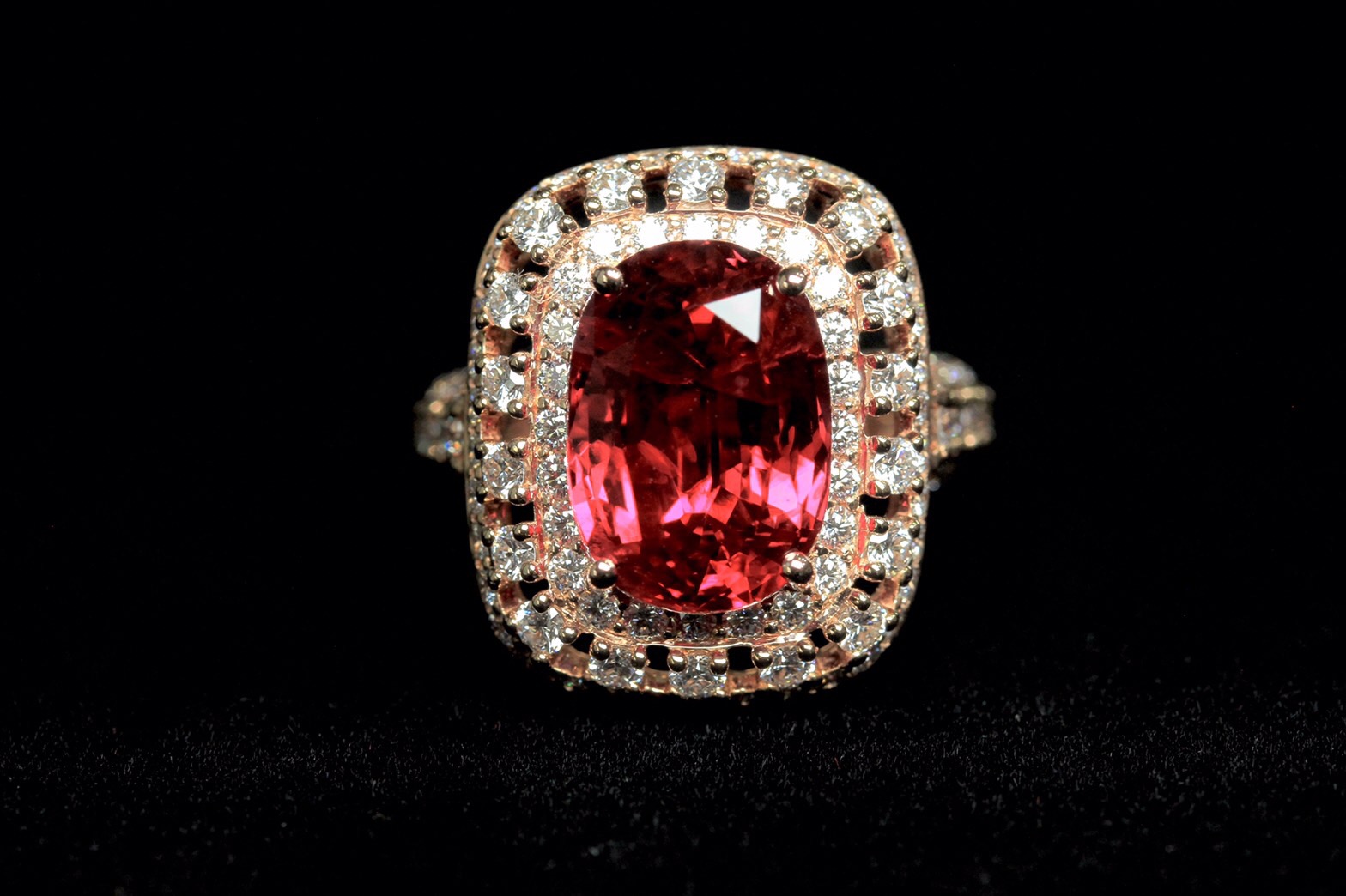 แหวน Ruby 8.09 ct Natural Ruby vivid red Siam Thailand GRS