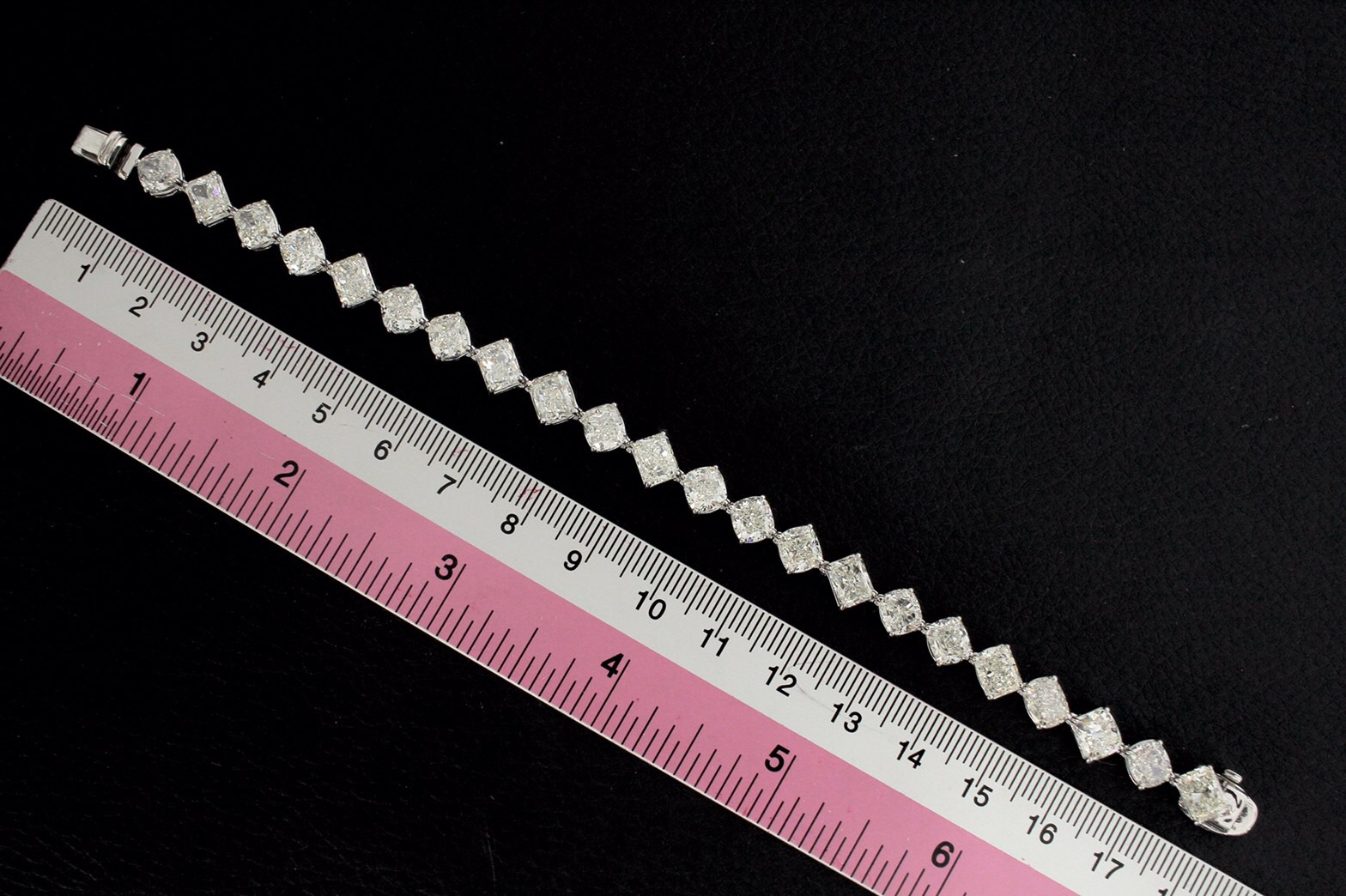 สร้อยข้อมือเพชร Fancy 22 pcs 22.21 ct สี I J ใบเซอร์ IGI GIA