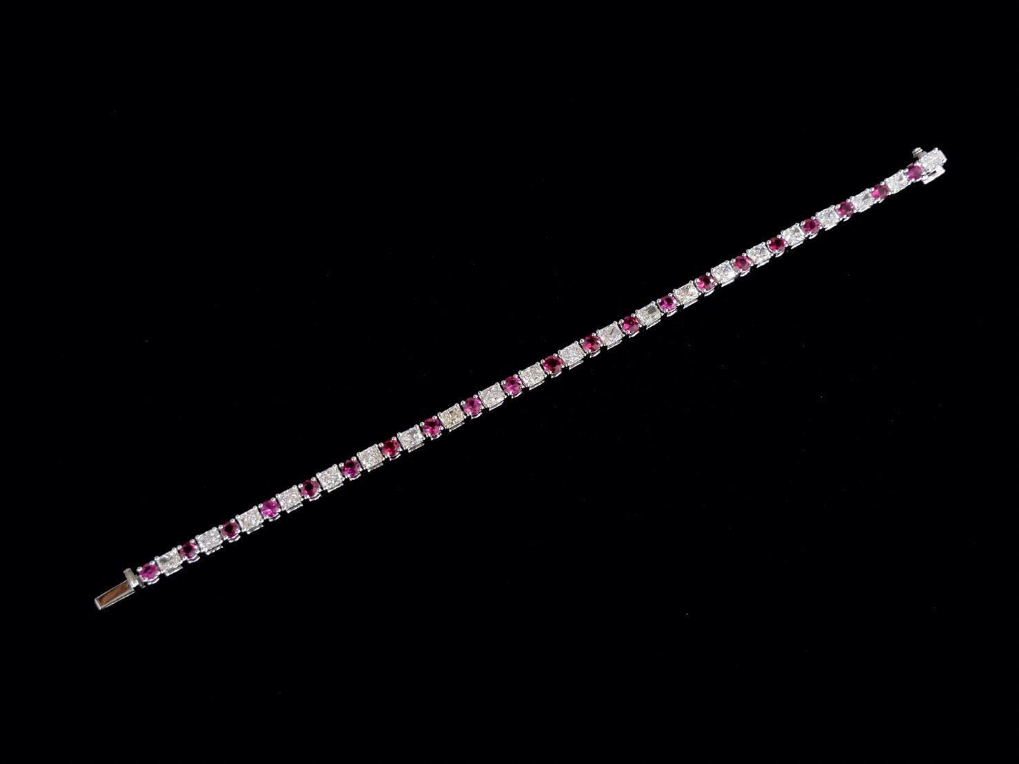 สร้อยข้อมือ Ruby 21 pcs 3.15 ct สลับเพชร Radiant 21 pcs 4.47 ct - Venus ...