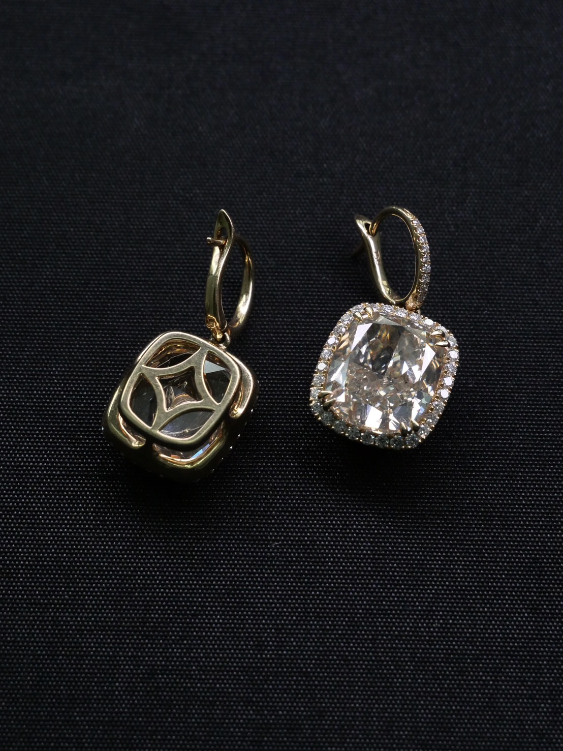 ต่างหูเพชร Cushion 10.10 ct +10.21 ct Fancy Light Brown-Yellow ใบเซอร์ ...
