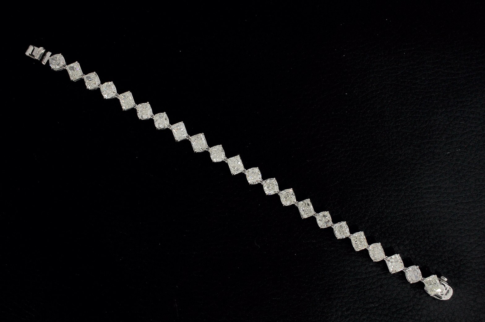 สร้อยข้อมือเพชร Fancy 22 pcs 22.21 ct สี I J ใบเซอร์ IGI GIA