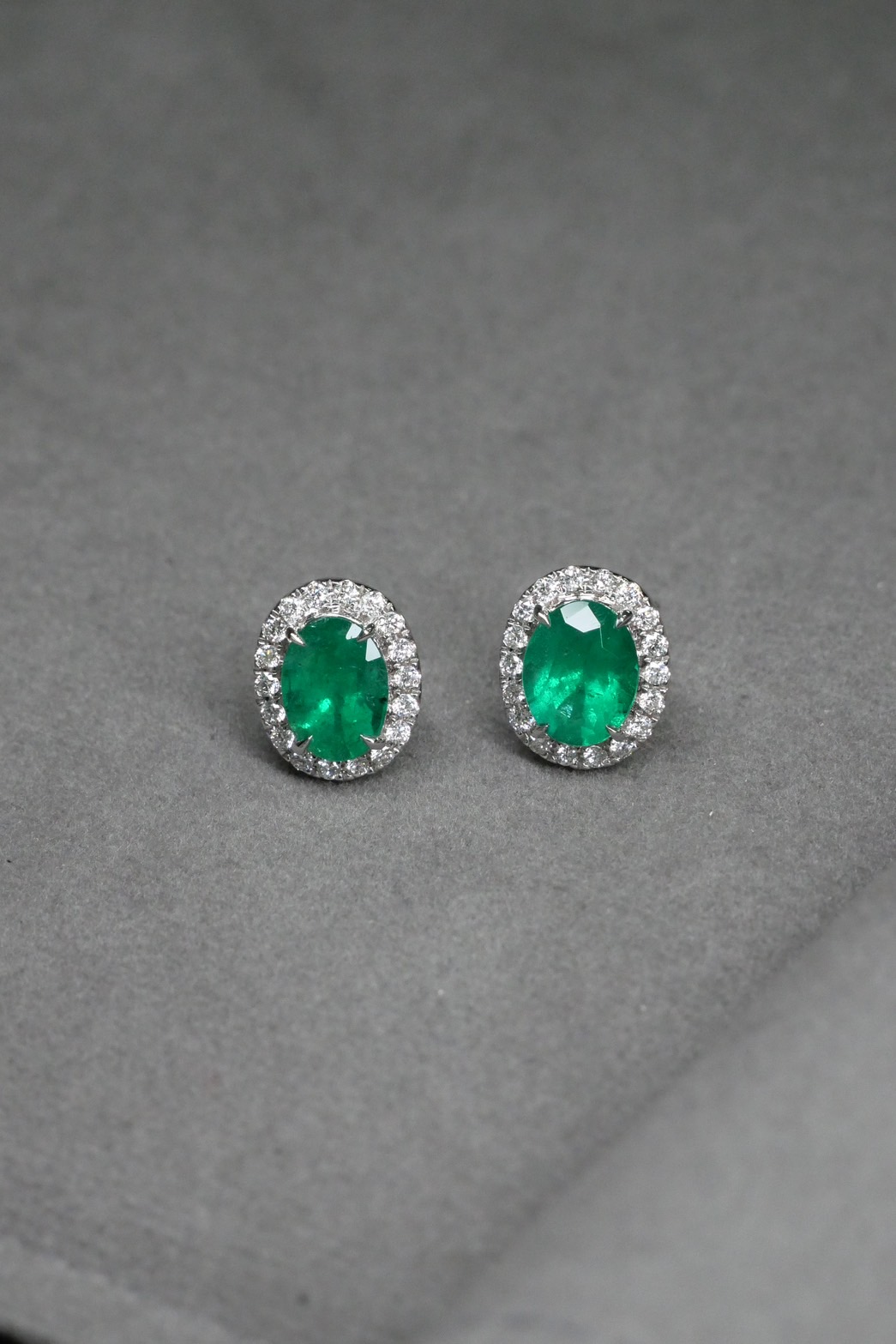 ต่างหู มรกต 2 pcs 2.58 ct Vivid green Zambia + Round 36 pcs 0.34 ct ...