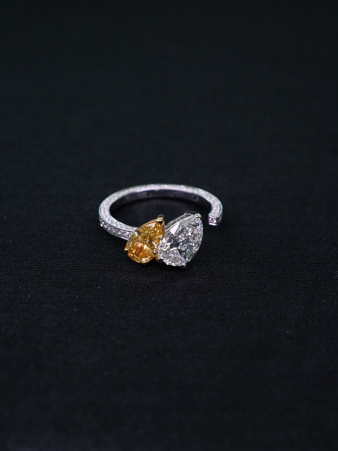 แหวนเพชร Pear 1.51 ct สี G + 1.01 ct Fancy Intense Yellow ใบเซอร์ GIA ...